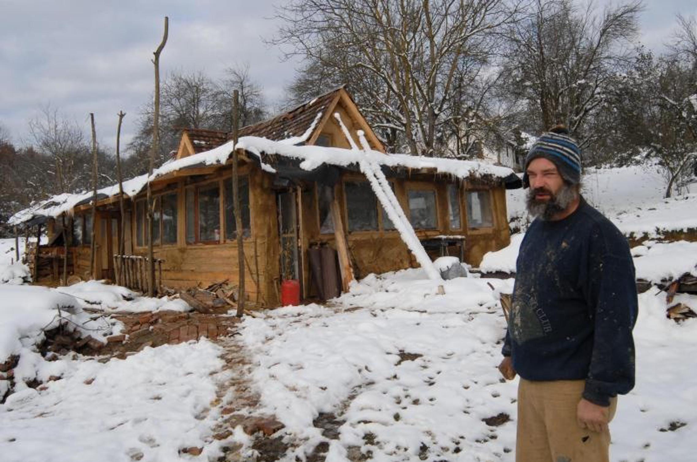 Svojim rukama gradi prvu 'hobbit' kuću | Plusportal