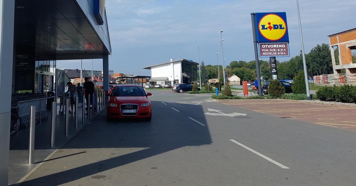 Od mnogih slobodnih mjesta on je izabrao parkirati pred sami ulaz ...