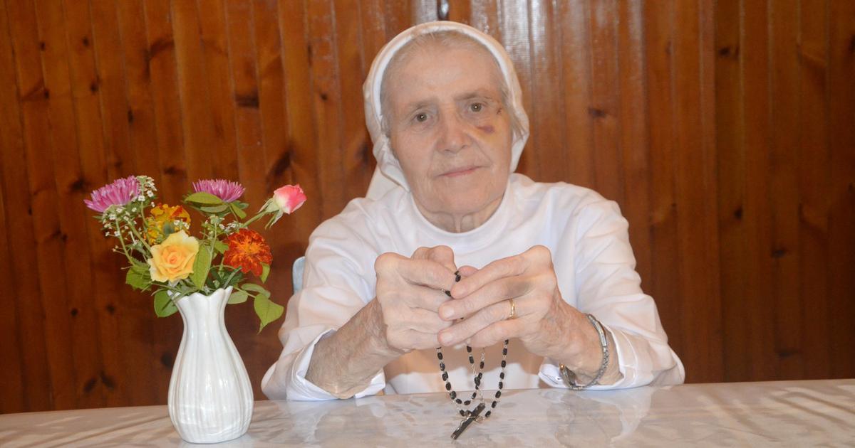 Radije je slušala nego govorila! Otišla je okružena sestrama. | Plusportal